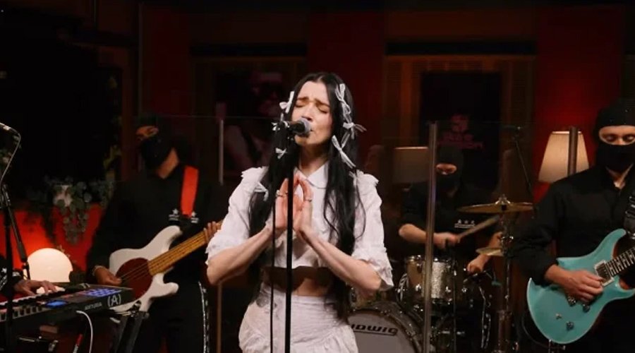 Poppy Performs Cover Of Sabrina Carpenter’s “Taste” Live In The Studio