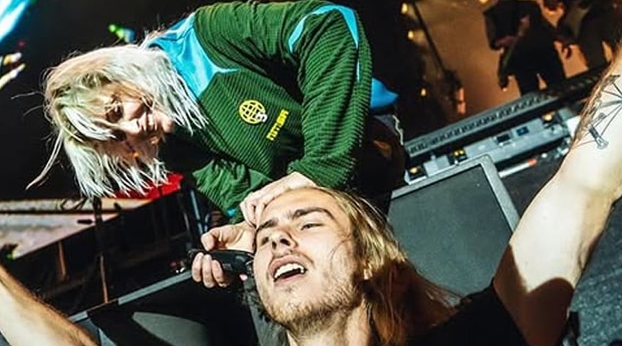 Watch LINKIN PARK's Emily Armstrong Cut a Fan’s Hair Mid-Show